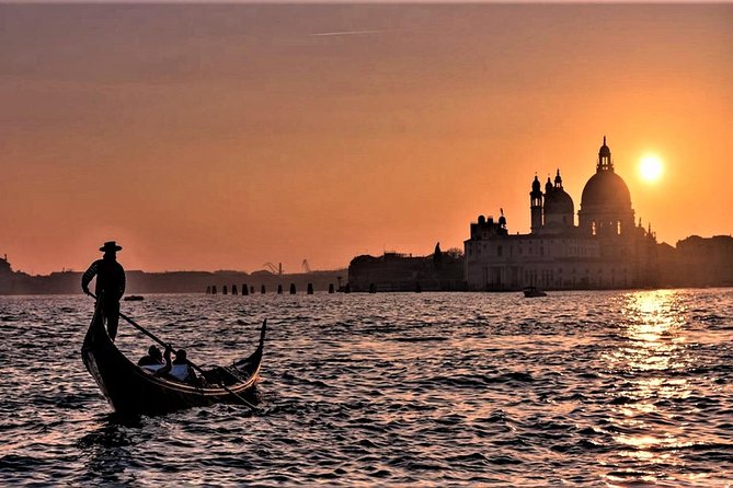Private Tour: Venice Gondola Ride With Serenade - Gondola History and Tradition