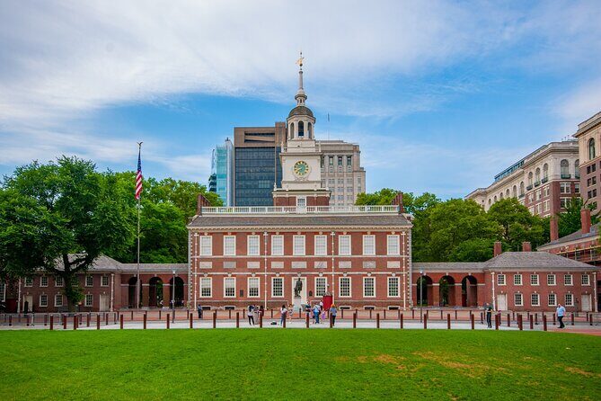 Private Transfer: Philadelphia to Philadelphia Airport PHL in in Business Car - Comfort and Convenience for Travelers