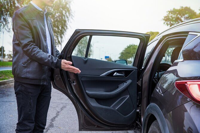 Private Transfer: Shanghai Hotels to Shanghai Hongqiao Airport - The Vehicle and Comfort