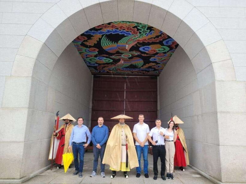 Private van with English Speaking guide in South Korea - Key Points