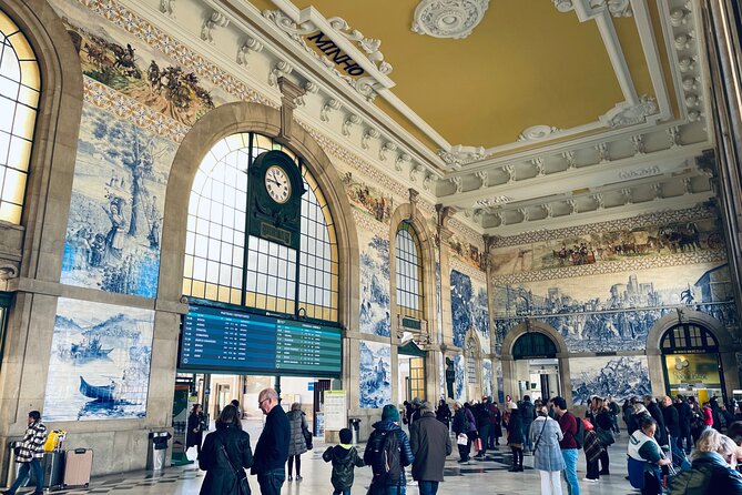 Private Walking Tour in Porto Incl. Lello Bookstore Ticket - Exploring the Lello Bookstore