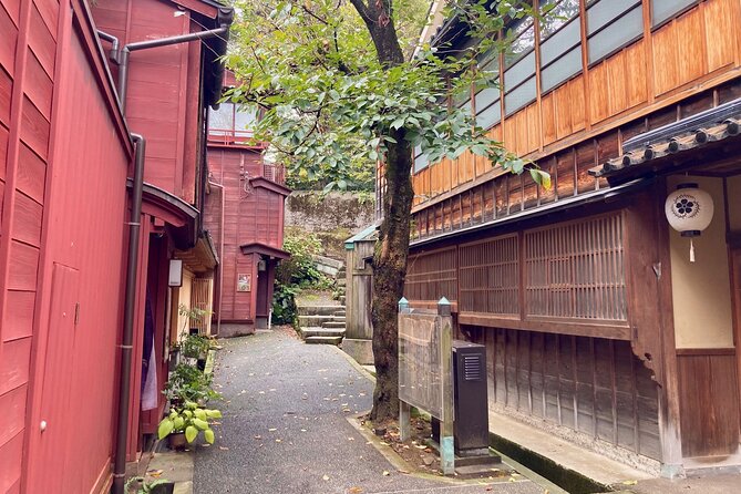 Private Walking Tour of Kanazawas Historical Districts 4h - Common Questions