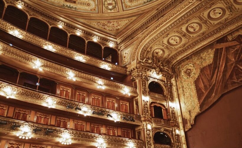 Private walking tour of Palaces and Colon Theatre - Key Points