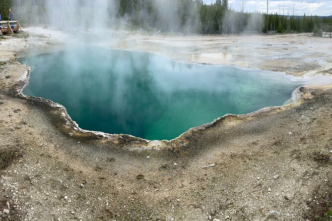PRIVATE Yellowstone Tour 4 or More People- Picnic, Binoculars, Spotting Scope - Iconic Stops: Old Faithful and Grand Prismatic Overlook