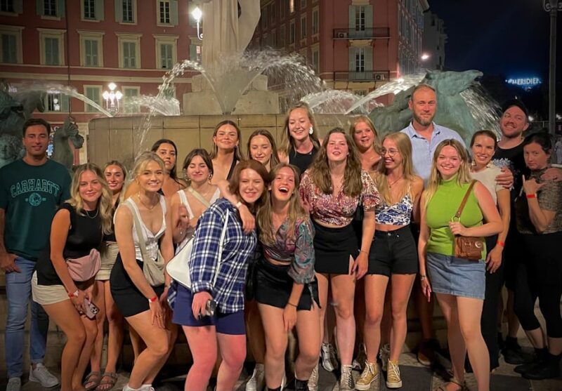 Pub Crawl Paris: Drink, Laugh, Meet the World - Connecting With Fellow Explorers