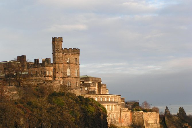 Public Guided Tour of Edinburgh at a Minimum Price - in French - Inclusions