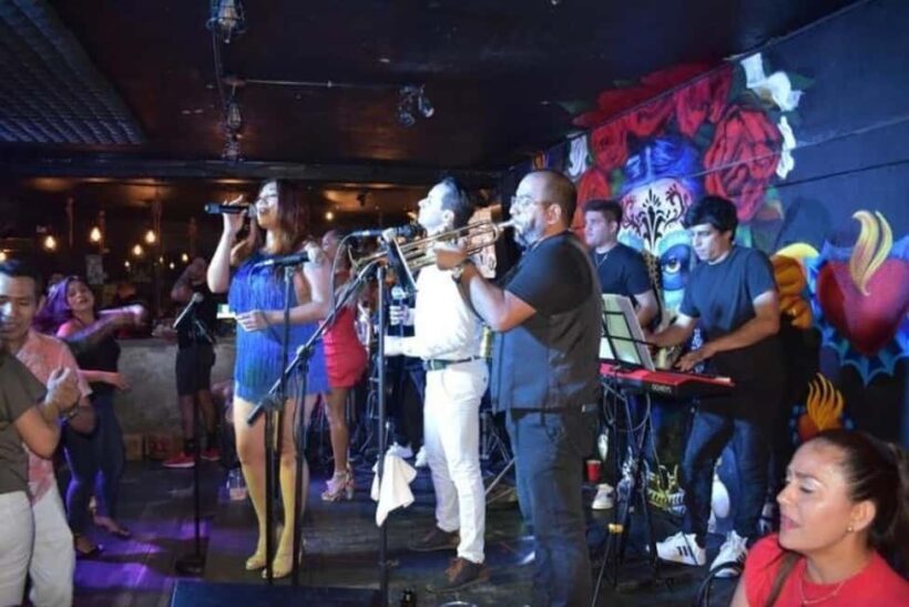 Puerto Vallarta: Cabaret Show with Cocktails & Costumes - Key Points