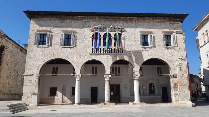 Pula: Historic Sites Guided Walking Tour - Key Points