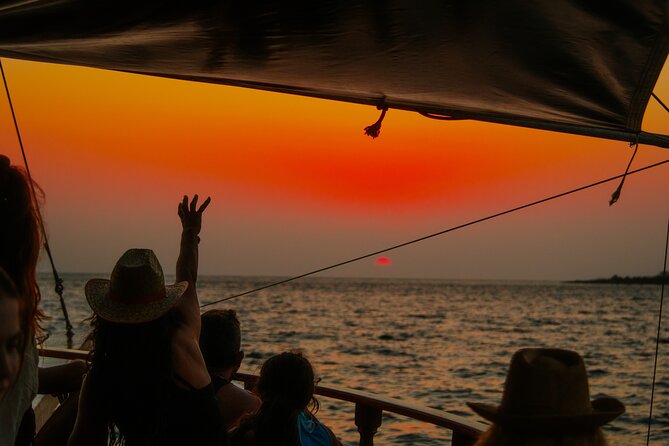 Queen Bee Sunset Cruise With Swim Stops and Dinner - Meeting Point and Pickup Logistics