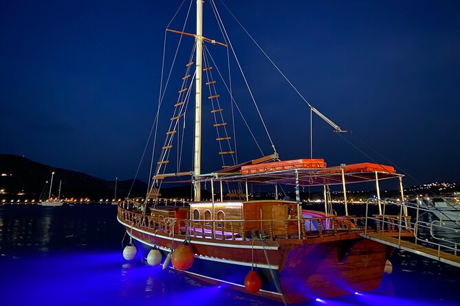 Queen Bee Sunset Cruise With Swim Stops and Dinner - Accessibility and Age Restrictions