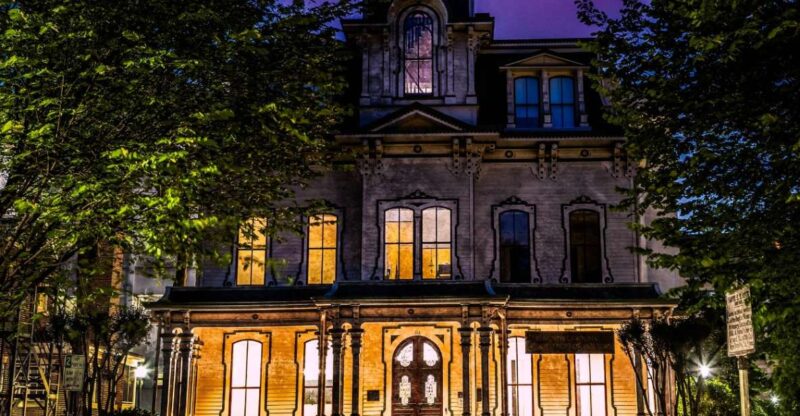 Raleigh: Ghosts and Ghouls Hauntings Walking Tour - The Guide and Group Experience