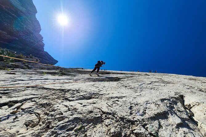 Rappels in Pico Licos with certified guides - Duration and Group Size