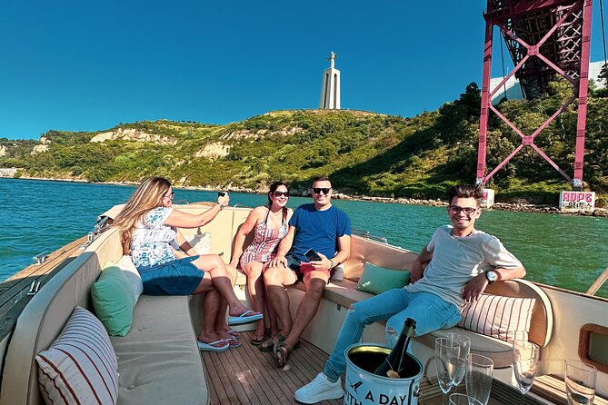 Relax on a Comfortable Small Boat With Open Bar and Snacks - Who Will Appreciate This Tour?