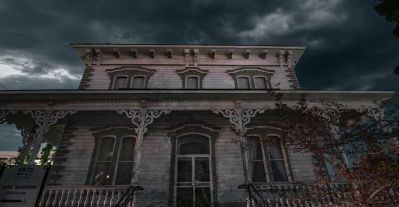 Reno: Gangs and Gamblers Haunted Walking Tour - The Guide and the Atmosphere