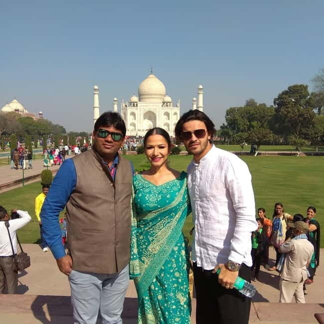 Rent a sari or kurta pajama for Taj Mahal visit & picture - Key Points