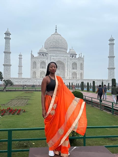 Rent a sari or kurta pajama for Taj Mahal visit & picture - Key Points