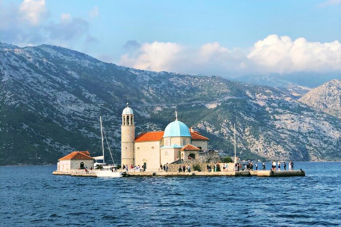 Rent a speedboat - up to 15 people(charged per hour) - Pricing and Value Analysis