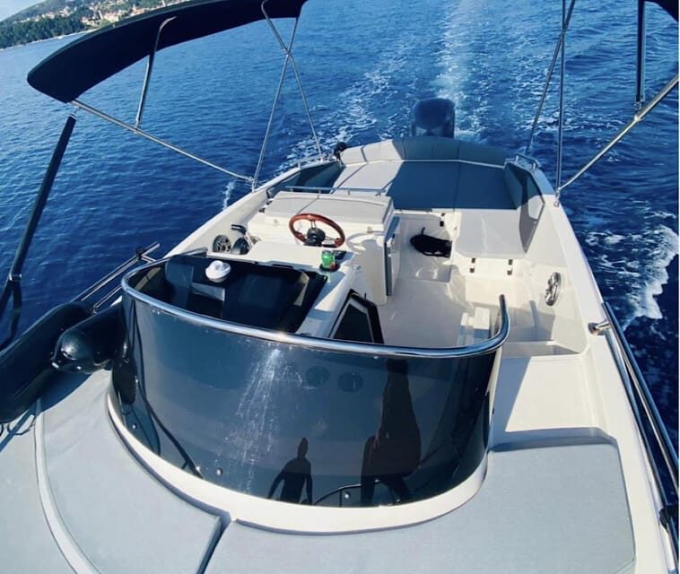 Rent Barca Dylet 85 and explore the Aeolian archipelago. - Practical Details: Cost, Booking, and Considerations