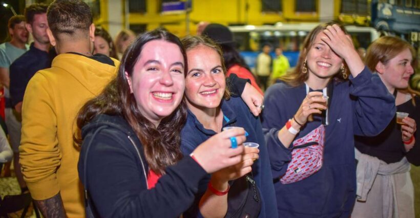 Rio: Lapa Pub Crawl with Live Samba and Shots - The Guides: What Sets Them Apart?