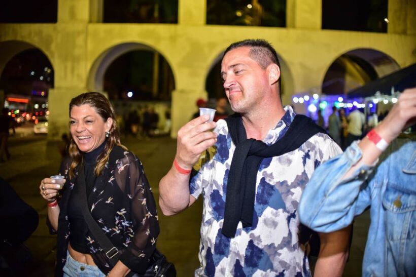 Rio: Lapa Pub Crawl with Live Samba and Shots - Authenticity and Cultural Highlights