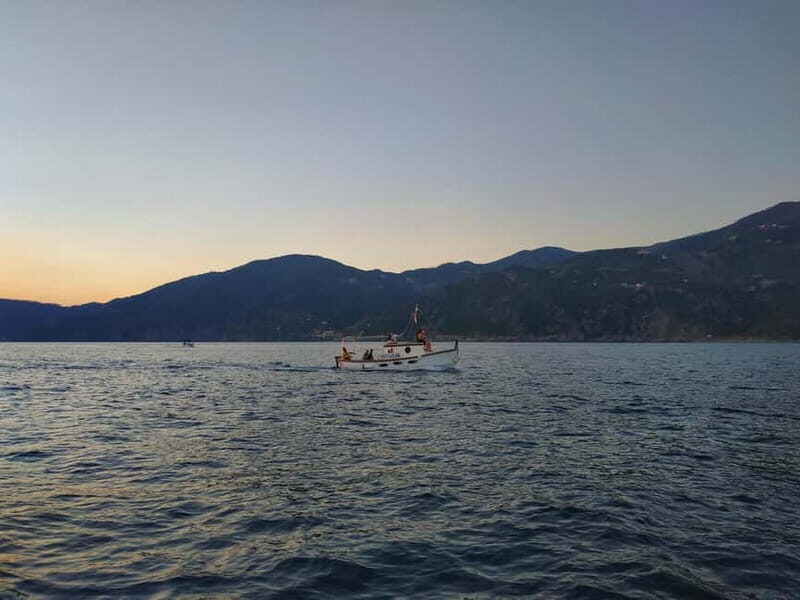 Riomaggiore: Cinque Terre Sunset Tour with Wine & Focaccia - An Overview of the Experience