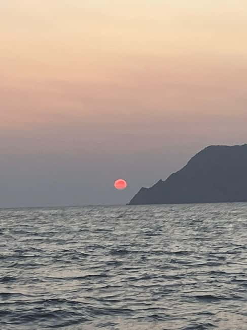 Riomaggiore: Cinque Terre Sunset Tour with Wine & Focaccia - The Value of This Tour