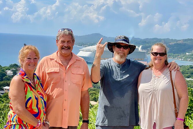 Roatán Custom Private Island Tour: Rum, Chocolate, & Culture - Capturing the Roatán Sign Photo Opportunity