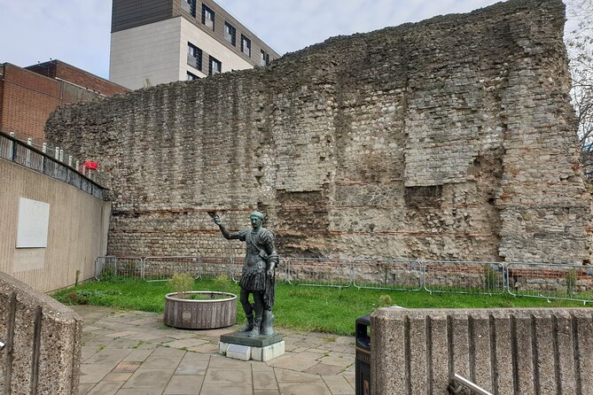 Roman Ruins to Blitz Bombings: A Walking Tour of Londons Fiery History - The Ghosts of Anne Boleyn