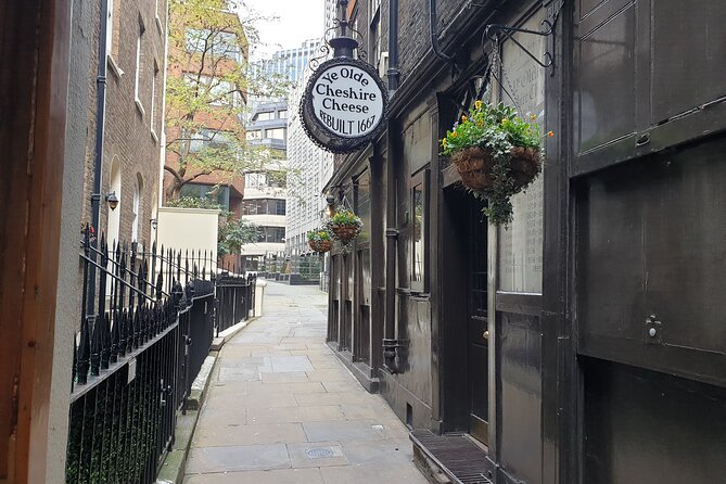 Roman Ruins to Blitz Bombings: A Walking Tour of Londons Fiery History - The Significance of Ye Olde Cheshire Cheese