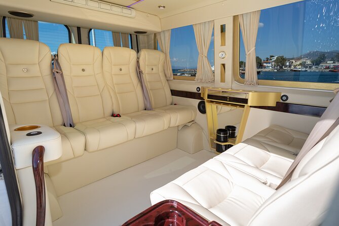 Romantic Deluxe Lunch or Dinner in Oia with VIP Private Transportation - What to Expect from the Experience