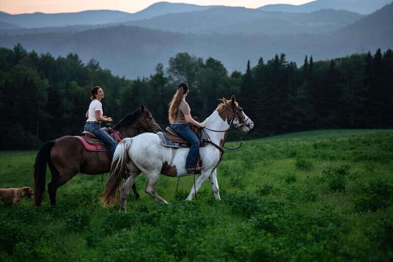 Romantic horseback riding at sunset : La Crépuscule - Key Points