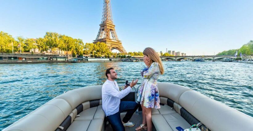 Romantic photo shooting on a private boat in Paris - Key Points