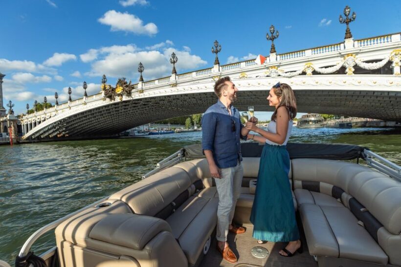 Romantic photo shooting on a private boat in Paris - An Elegant Way to See Paris from the Seine