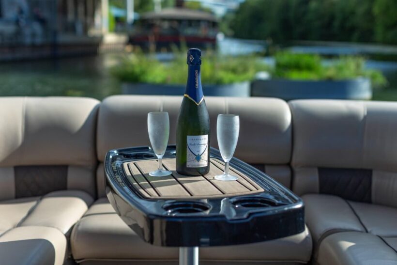 Romantic photo shooting on a private boat in Paris - The Price and What It Offers