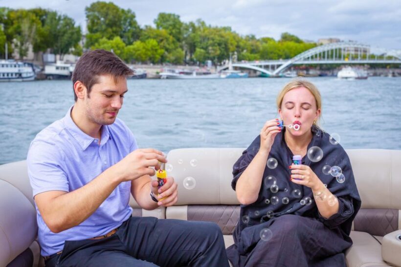 Romantic photo shooting on a private boat in Paris - Meeting Point and Practical Details