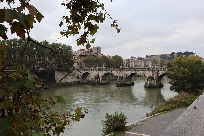 Rome: Castel Santangelo Group Tour With Fast Track Entrance - Navigating the Ponte SantAngelo