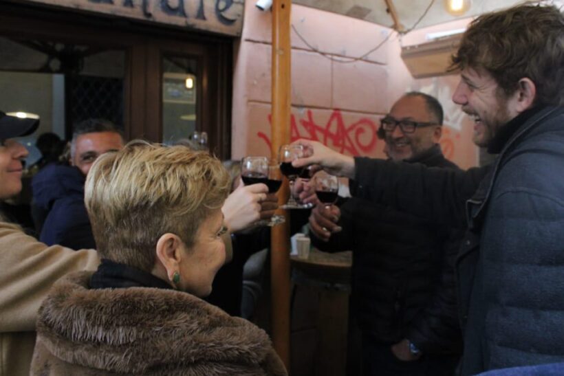 Rome: Food & Wine Tour with a local guide in Trastevere - The Guide and the Experience