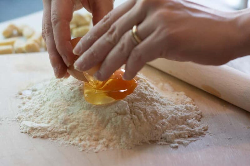 Rome: Pasta, Ravioli, and Tiramisu Cooking Class with Wine - Key Points