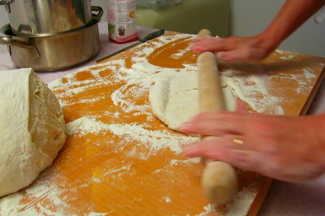 Rome: Private Pizza Making Home cooking class with a local - Key Points