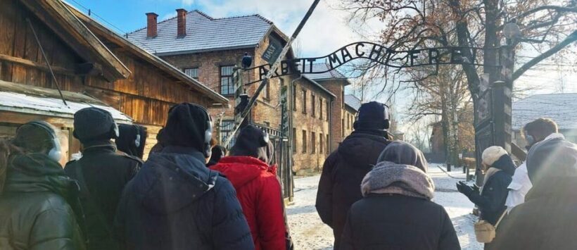 RoundTrip from Krakow to Auschwitz + Entrance Tickets - Key Points