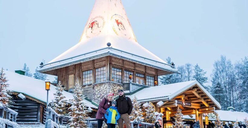 Rovaniemi: Private Pro Photoshoot in Santa Claus Village - What Makes This Tour Stand Out?