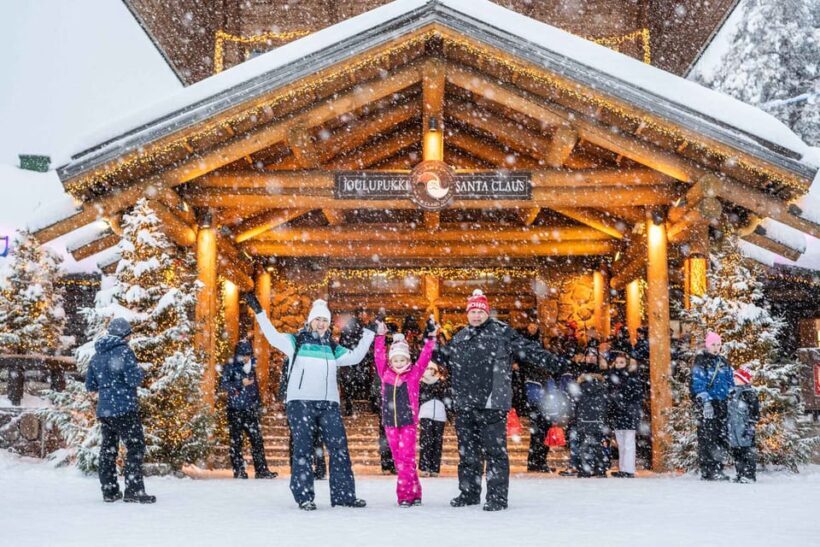 Rovaniemi: Private Pro Photoshoot in Santa Claus Village - FAQs