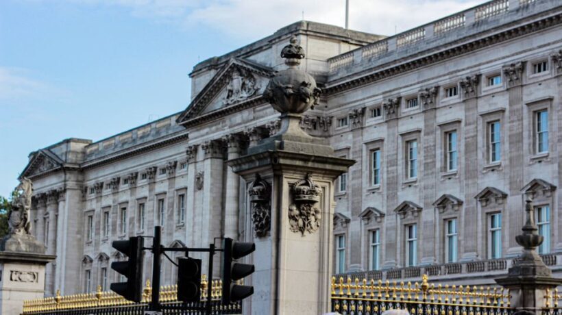Royal London: from Tudors & Stuarts to Windsors Walking Tour - Key Points