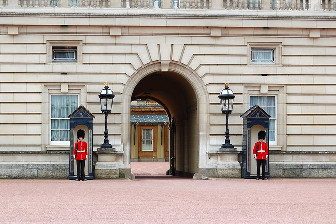 Royal London Guided Sightseeing Tour and Thames River Cruise - Experiencing the Changing of the Guard