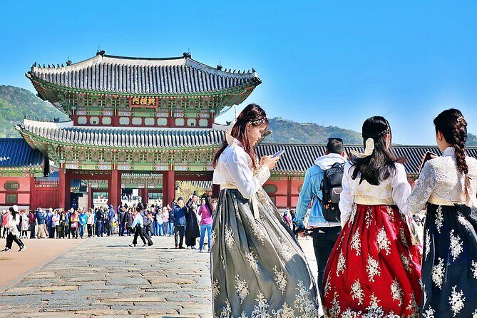 Royal Palace and Traditional Villages Wearing Hanbok Tour - Gyeongbokgung Palace: Heart of Joseon Korea