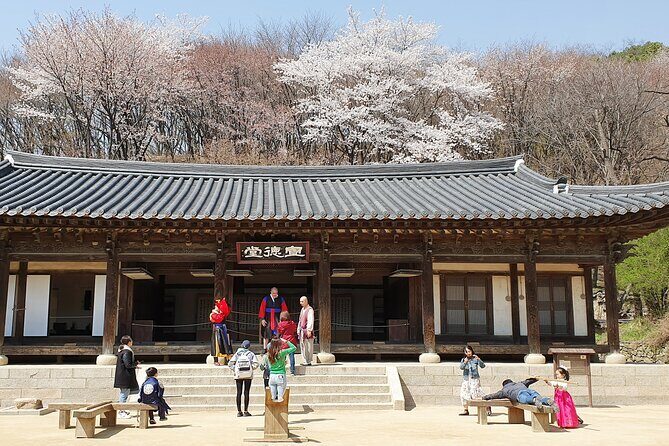 Royal Palace and Traditional Villages Wearing Hanbok Tour - Bukchon Hanok Village: A Living Museum