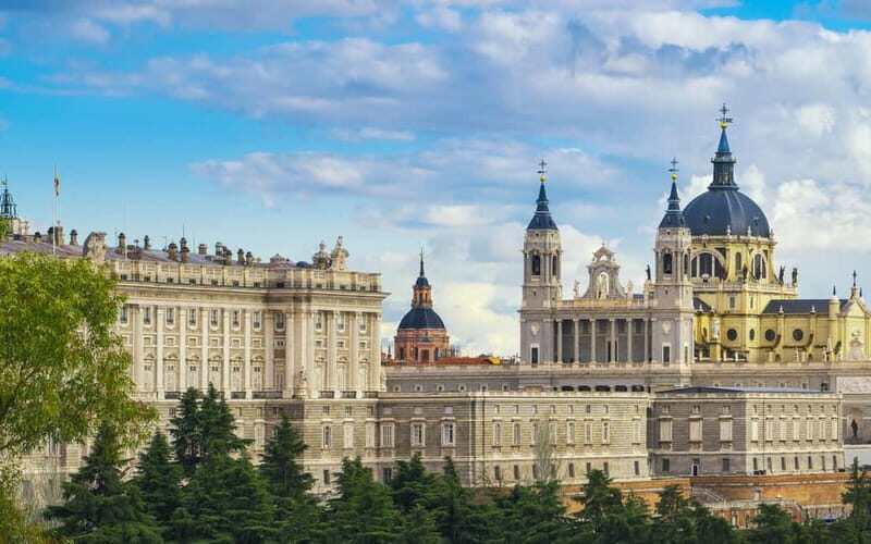 Royal Palace of Madrid: Private tour with entrance included - Key Points