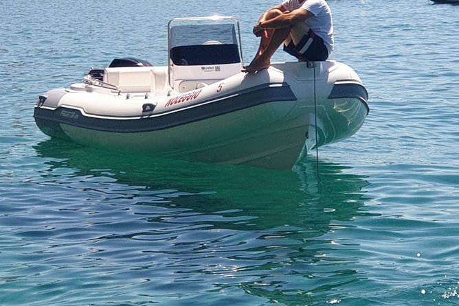 Rubber dinghy to rent Predator 599 40CV (Without License) - Who Should Consider This Experience?