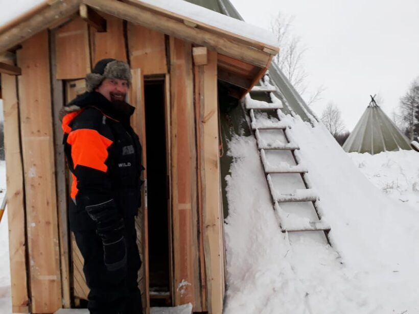 Saariselkä: Ice Fishing Tour to Lake Inari, reindeers& lunch - Visiting the Reindeer Island