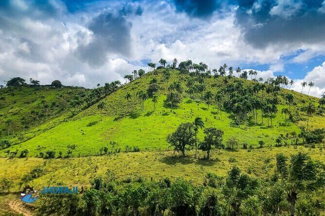 Safari tour with Jhoraji : mountain rivers and local market - Exploring Dominican Traditions: Coffee, Cocoa, and Mama Juana